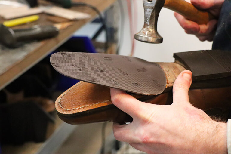 Réparation de vos bottes et bottines avec votre cordonnier